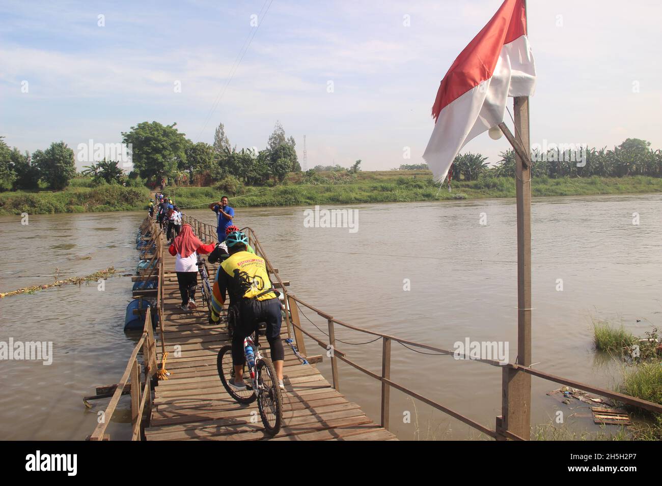 SIDOARJO, INDONESIA - NOVEMBER 06, 2021: The floating bridge (Sutam ...
