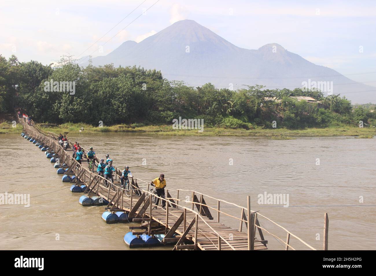 Jembatan apung hi-res stock photography and images - Alamy