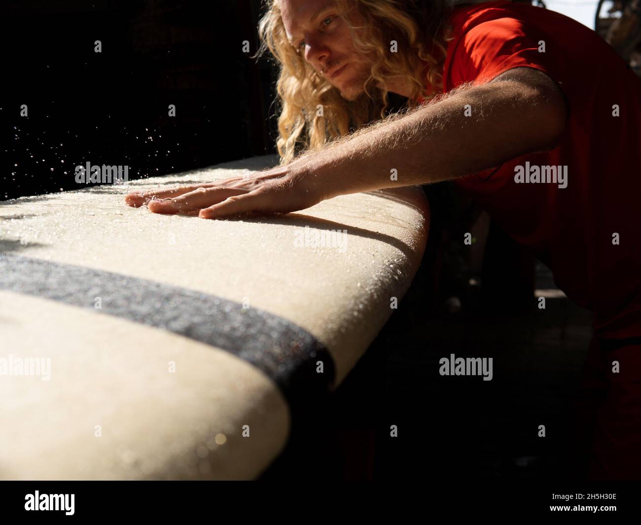 Surfer washing surfboard hi-res stock photography and images - Alamy