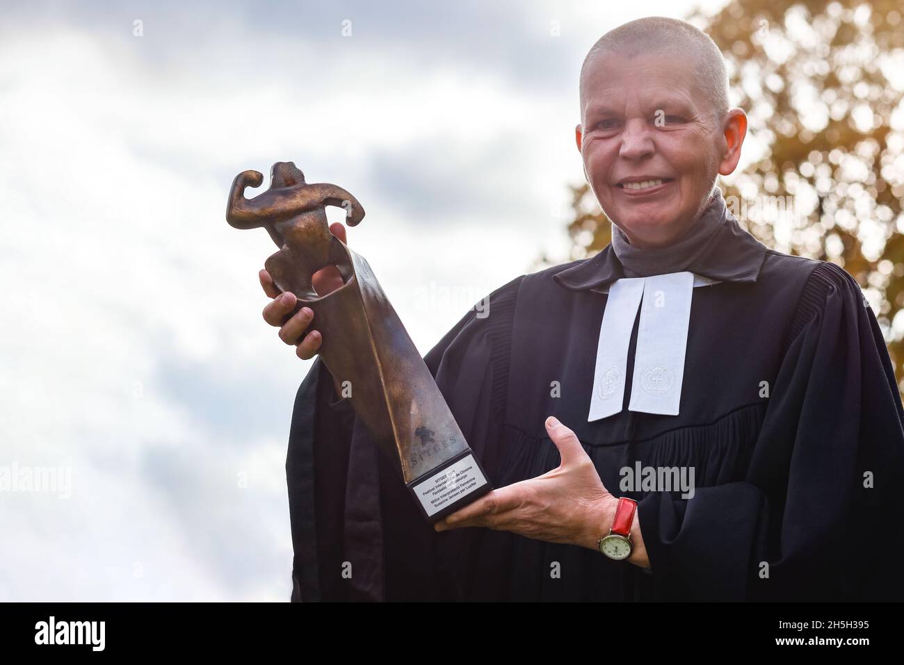 Owschlag, Germany. 01st Nov, 2021. Susanne Jensen presents her winner's ...