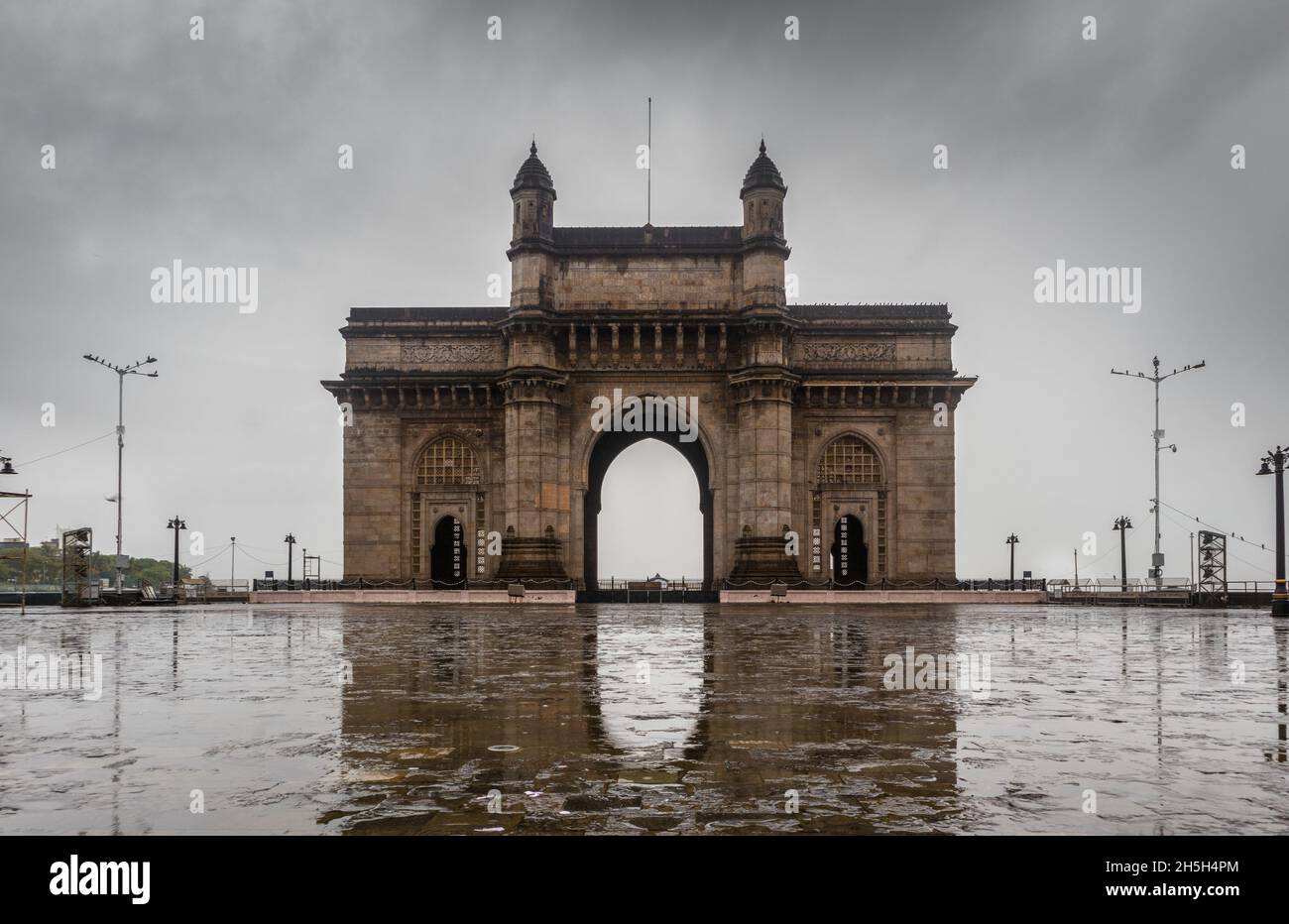 Rainy day at the Gateway of India - Mumbai Stock Photo - Alamy