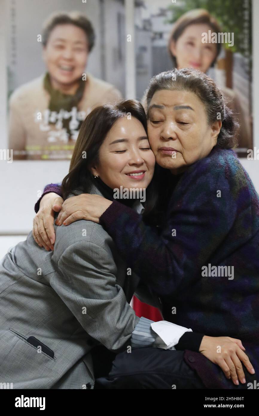 10th Nov, 2021. S. Korean actresses Kang Boo-ja and Yoon Yoo-sun South ...