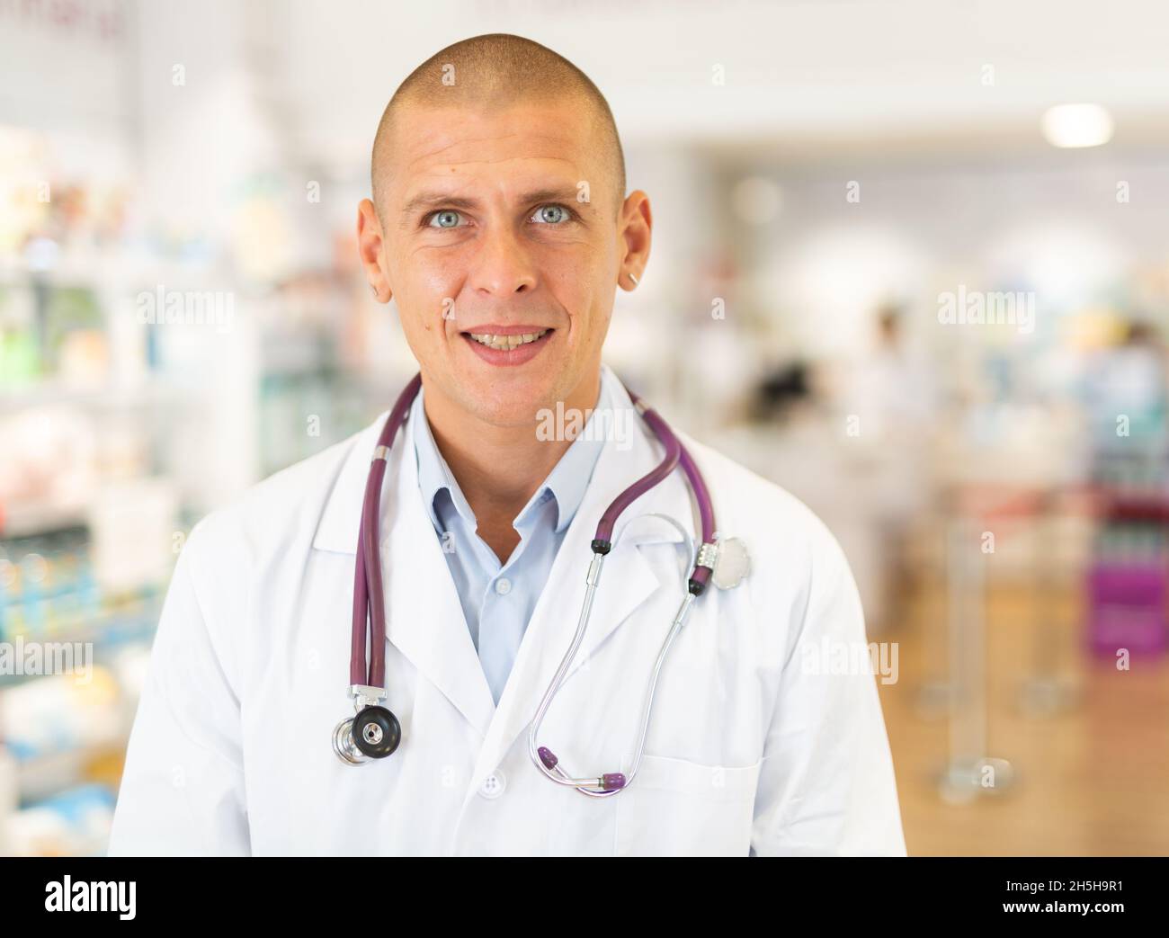 Portrait of doctor in chemist shop Stock Photo - Alamy