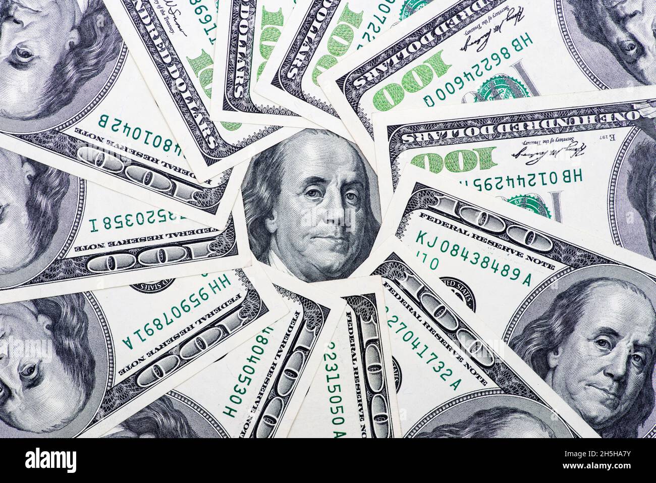 A circle of 100 dollar bills with a Franklin portrait in the center ...