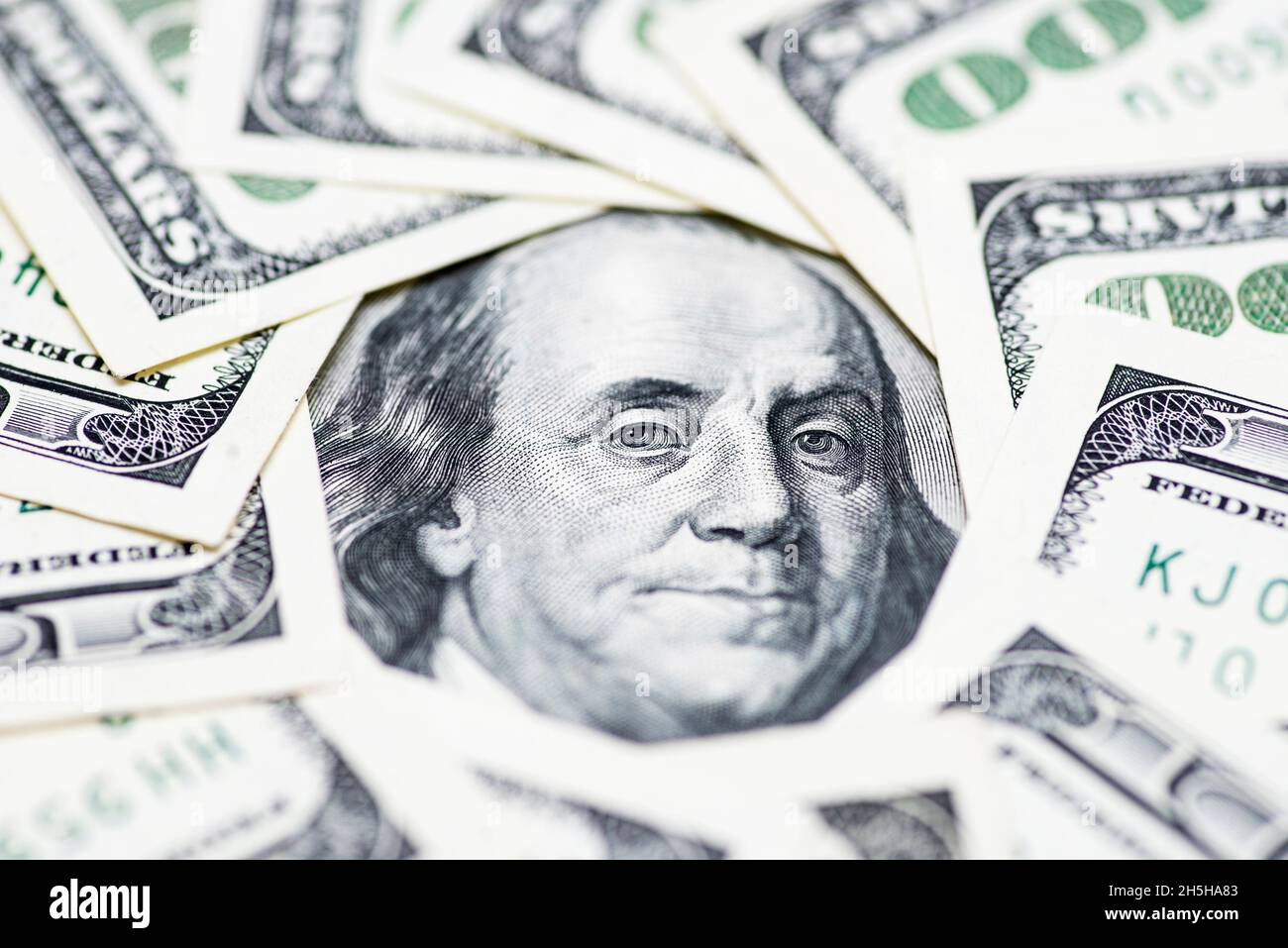 A circle of 100 dollar bills with a Franklin portrait in the center ...