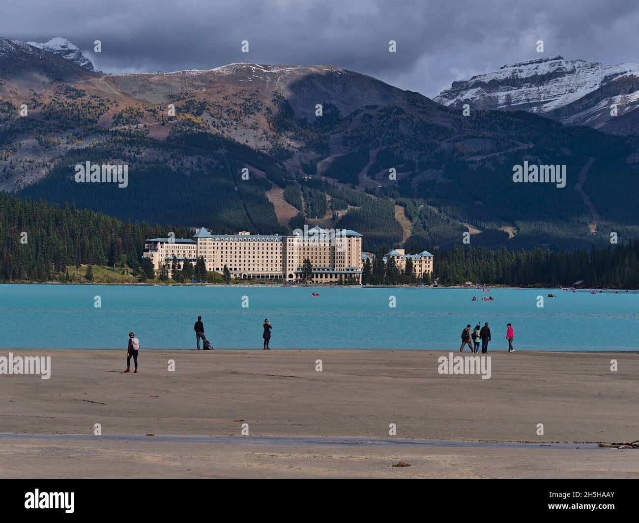 People walking in banff national park hi-res stock photography and ...