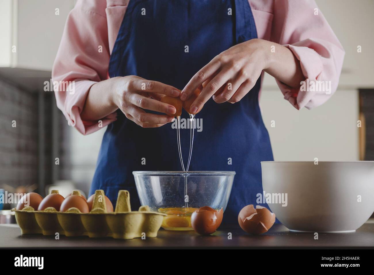 Breaks eggs hi-res stock photography and images - Alamy