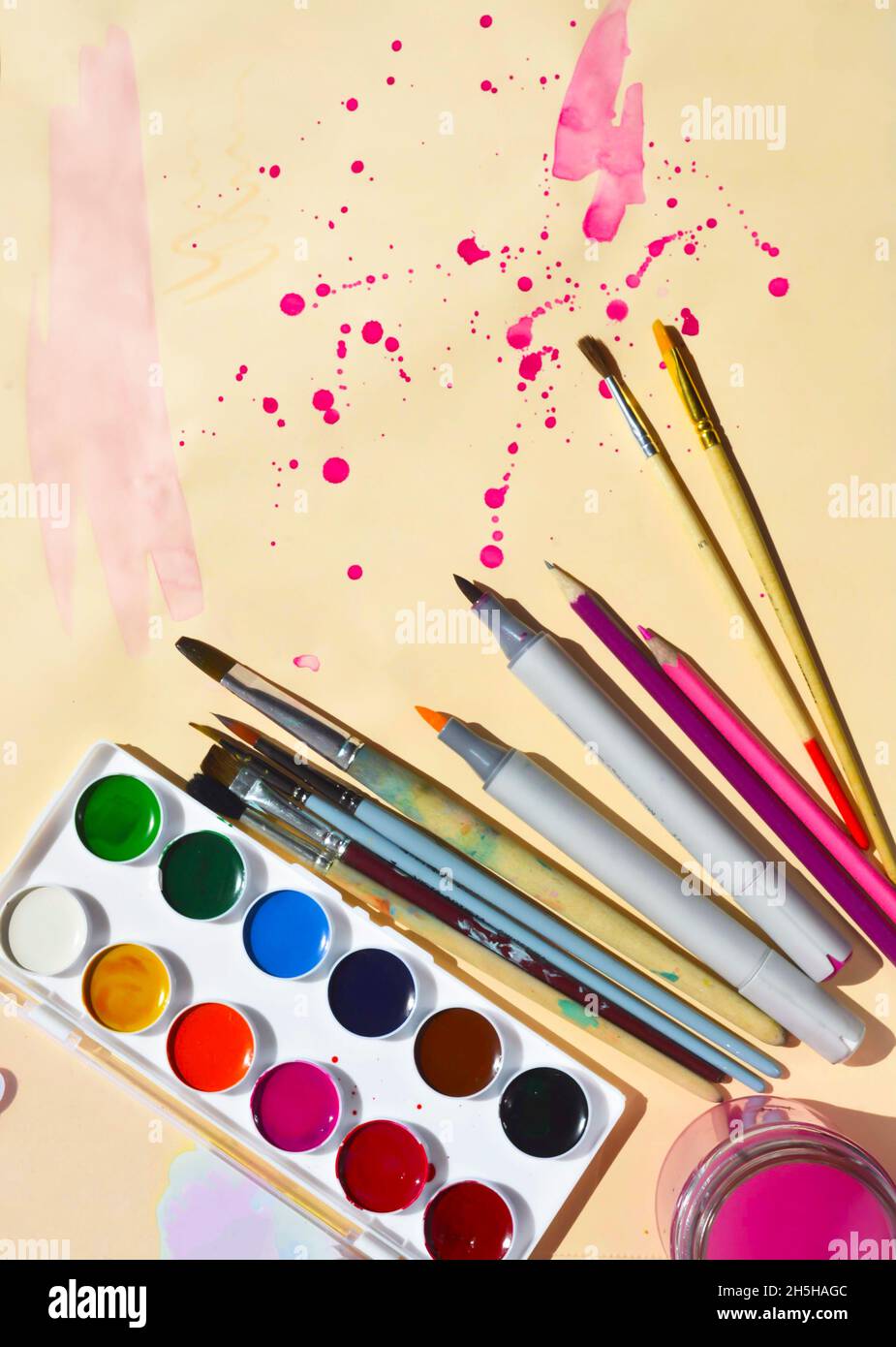 Blank canvas brushes paints hi-res stock photography and images - Alamy
