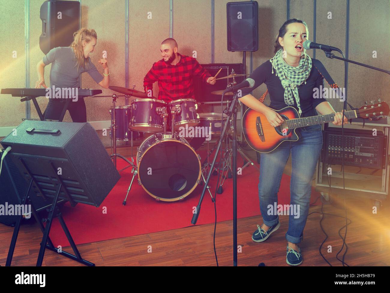 Singer female expressive hi-res stock photography and images - Alamy