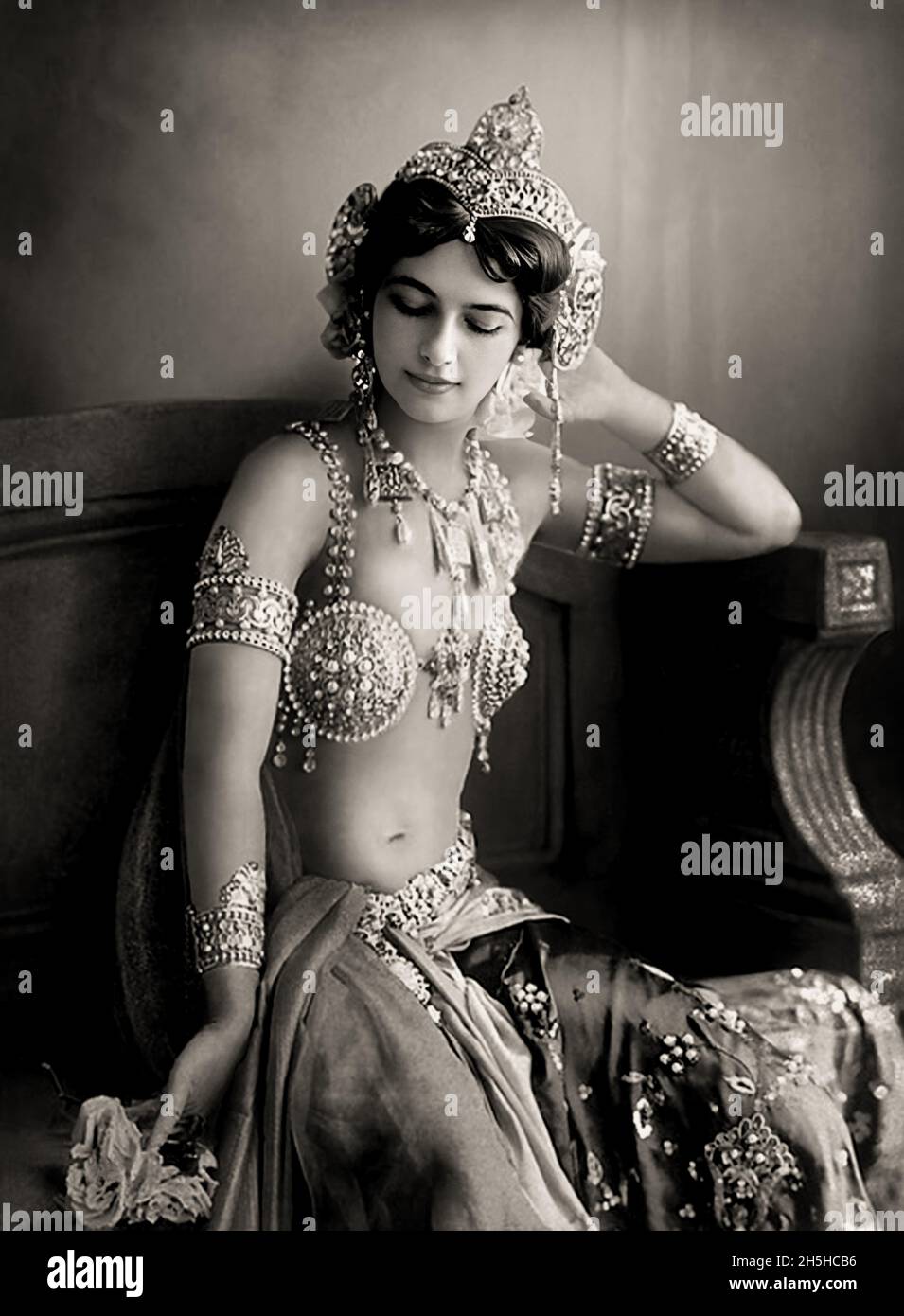 1905 ca , PARIS , FRANCE : The celebrated exotic dancer and spy MATA HARI ( Margaretha ...