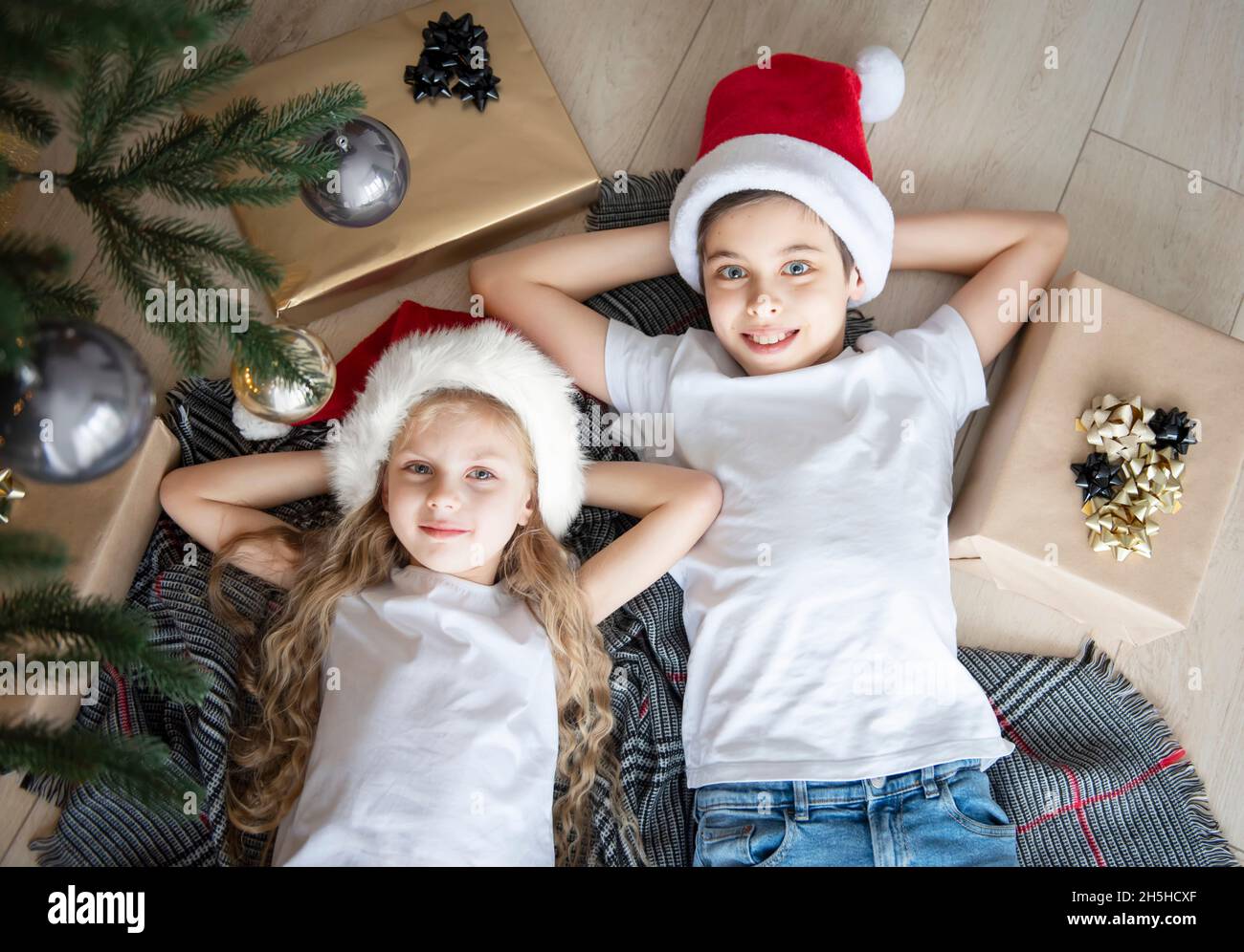 Children lying under tree hi-res stock photography and images - Alamy