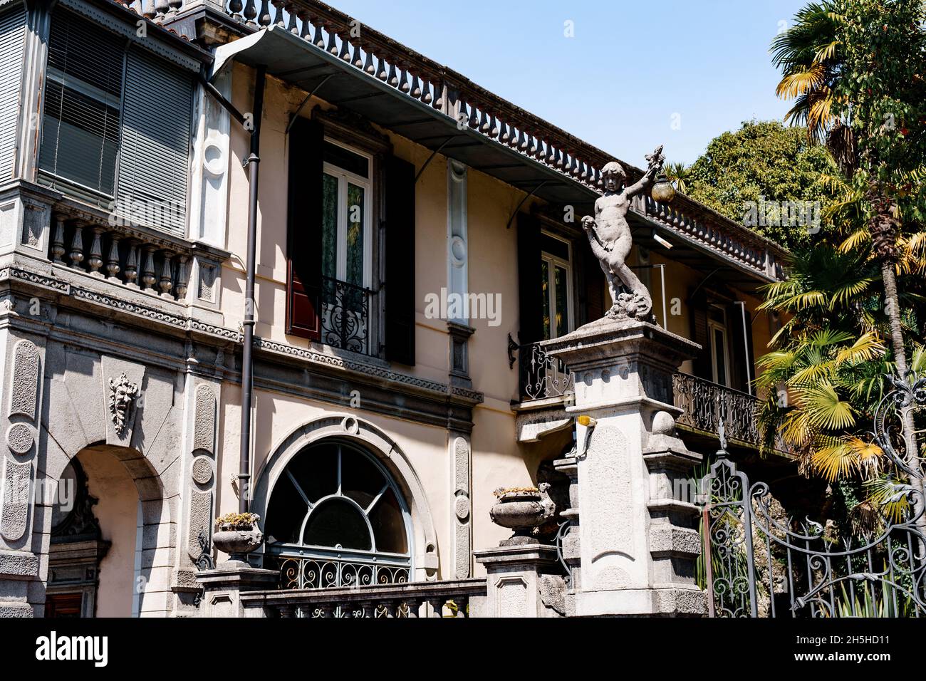 Stone balustrade lake como hi-res stock photography and images - Alamy