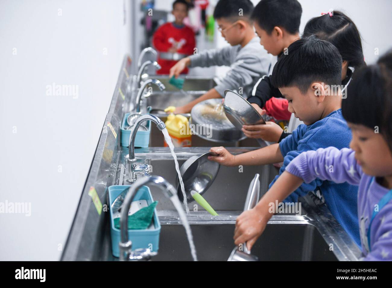Pupils wash hi-res stock photography and images - Alamy