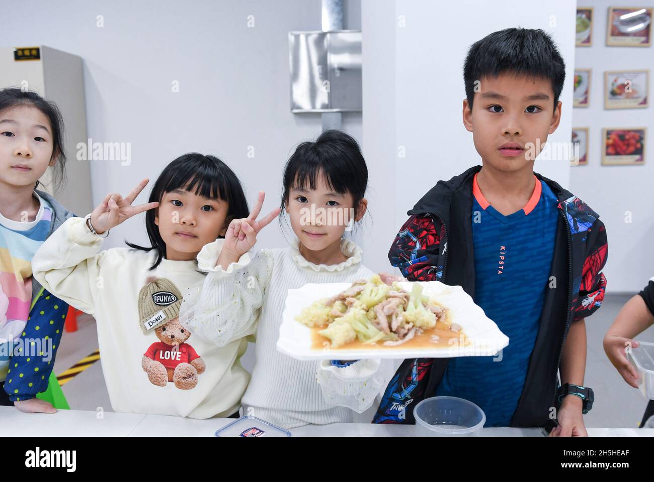 (211110) -- FOSHAN, Nov. 10, 2021 (Xinhua) -- Pupils display the dish ...
