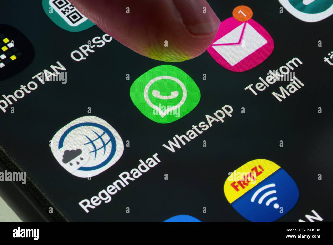 App icons, display on one screen, smartphone, WhatsApp, telecom mail ...