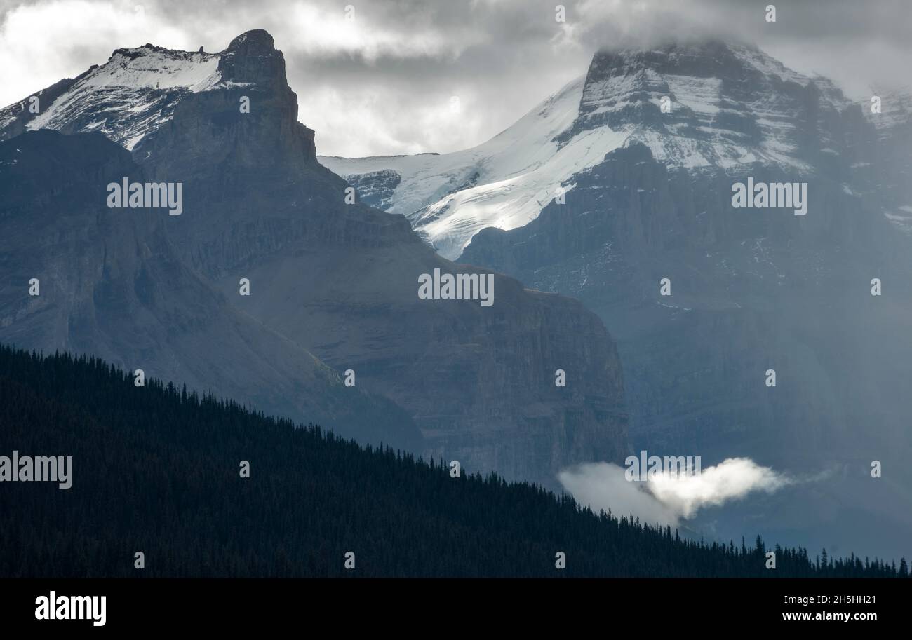 Maligne Lake, behind it mountain range Queen Elizabeth Ranges with ...