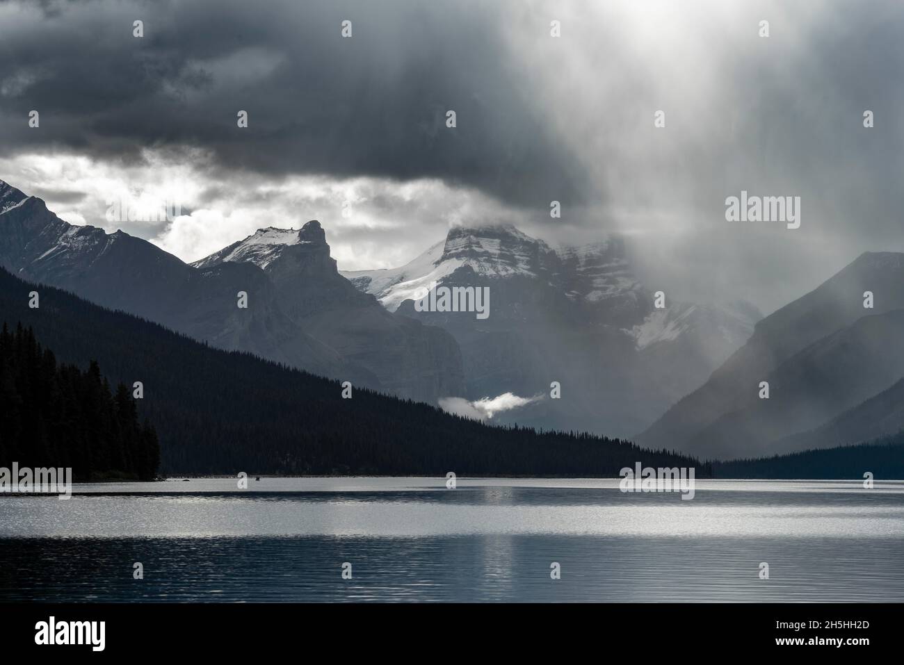 Maligne Lake, behind it mountain range Queen Elizabeth Ranges with ...
