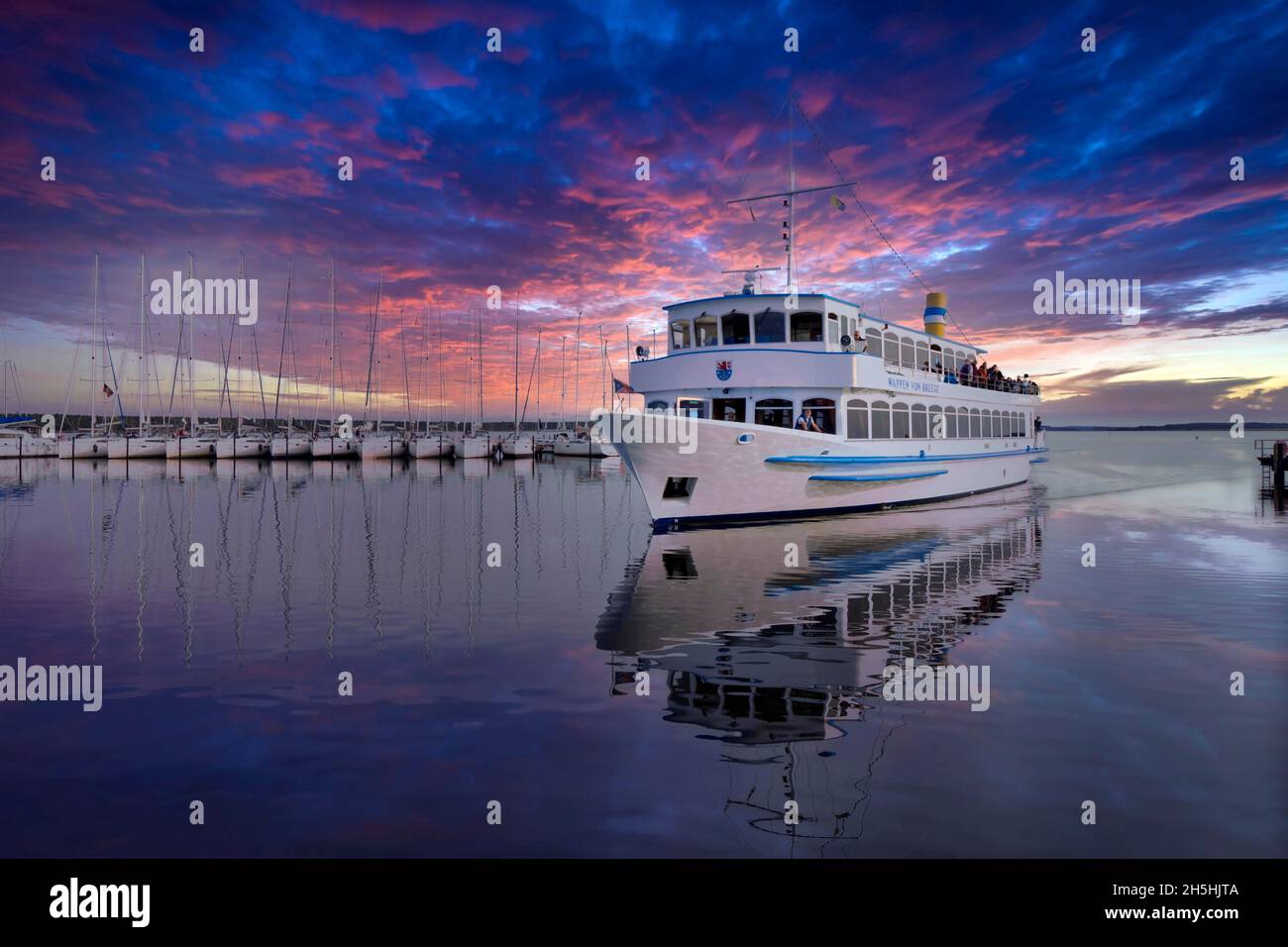 At dusk, the passenger ship Wappen von Breege sails into its home port ...