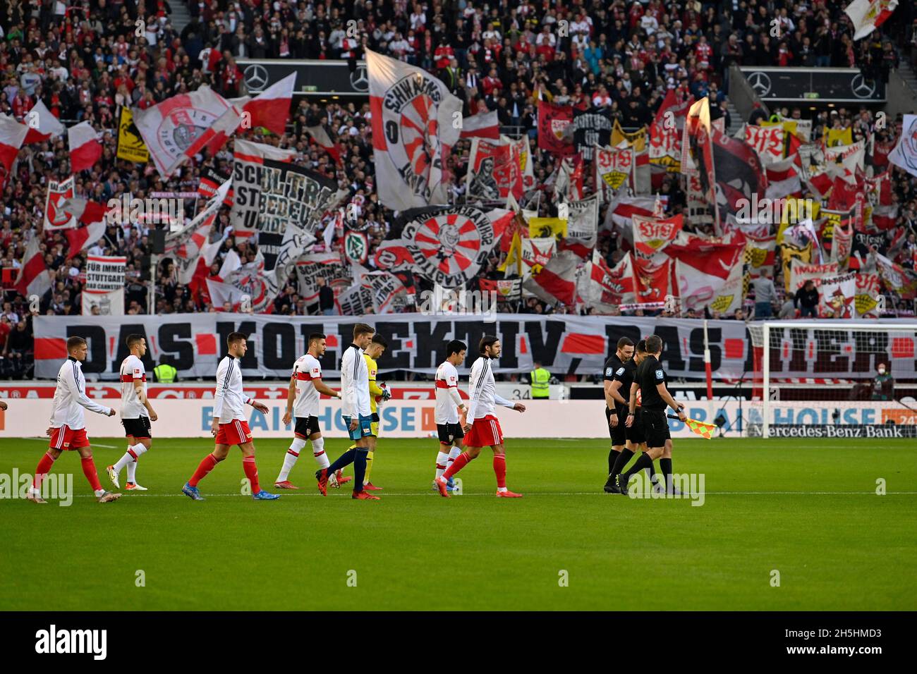 Entry of the teams in front of a sold-out Mercedes-Benz Arena ...