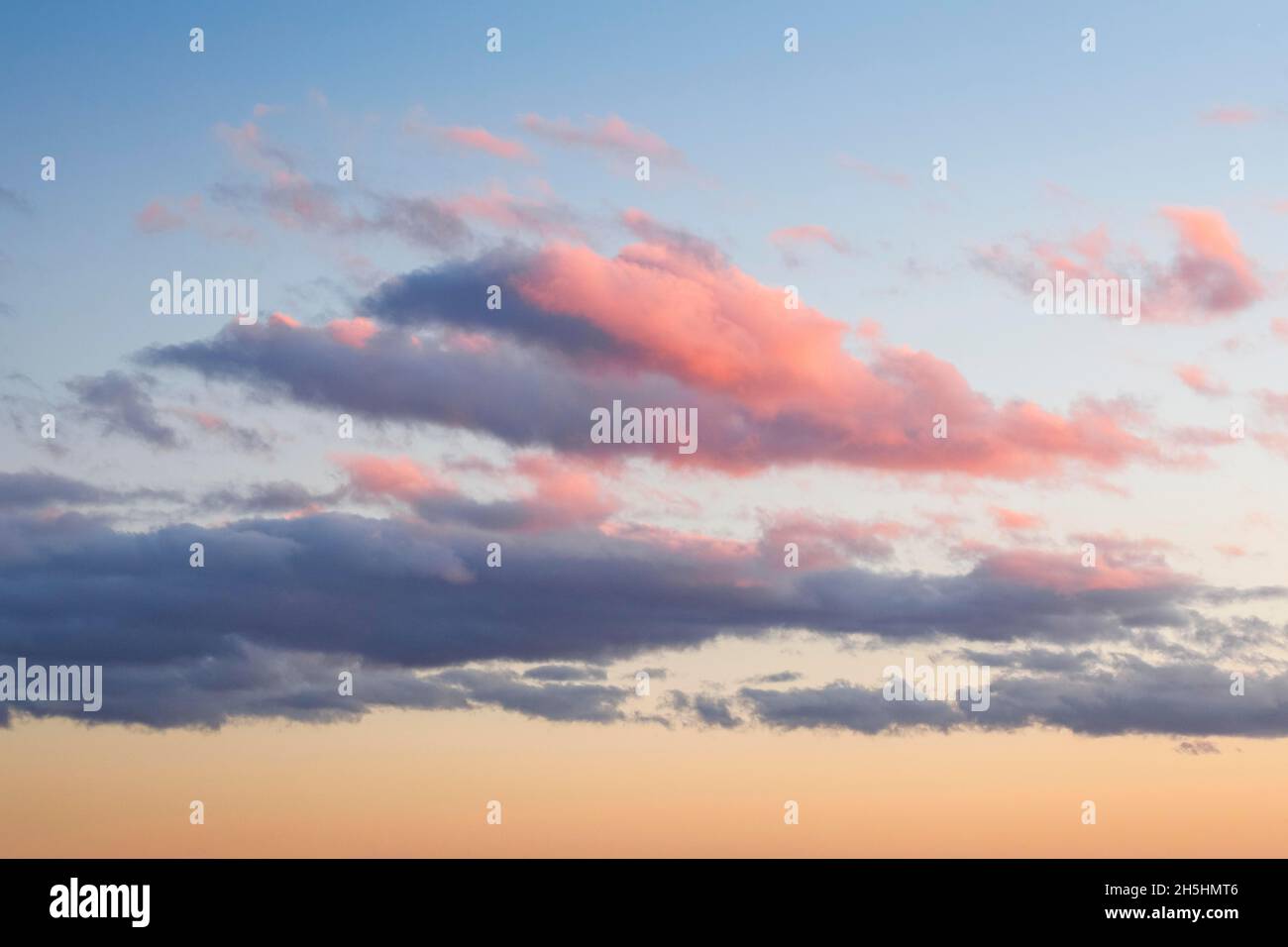 Pink cloud formation sunset blue hi-res stock photography and images ...