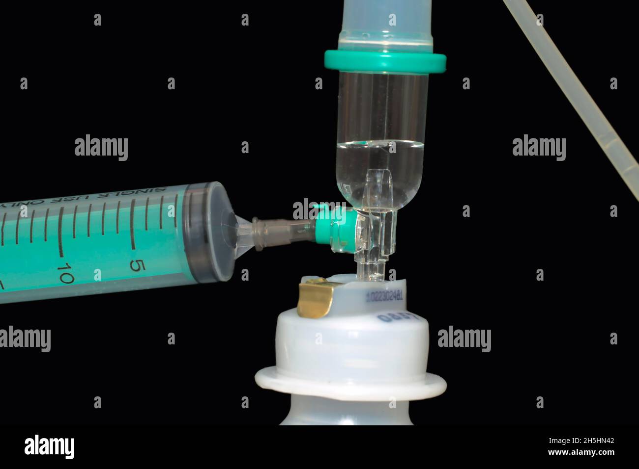 Infusion device for pressure and gravity infusions with a hypodermic ...