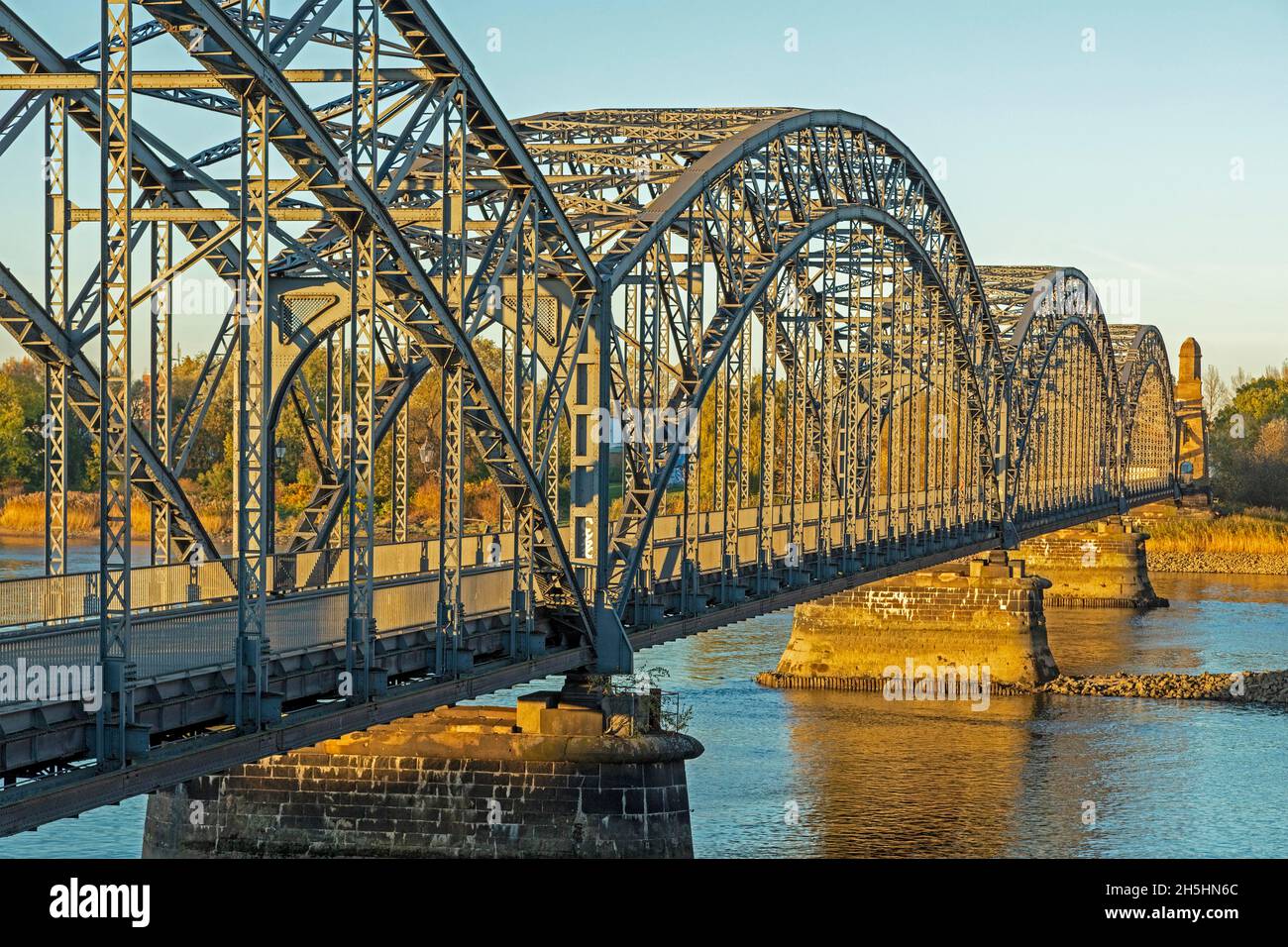 Exterior view, Old Harburg Elbe Bridge, steel arch bridge ...