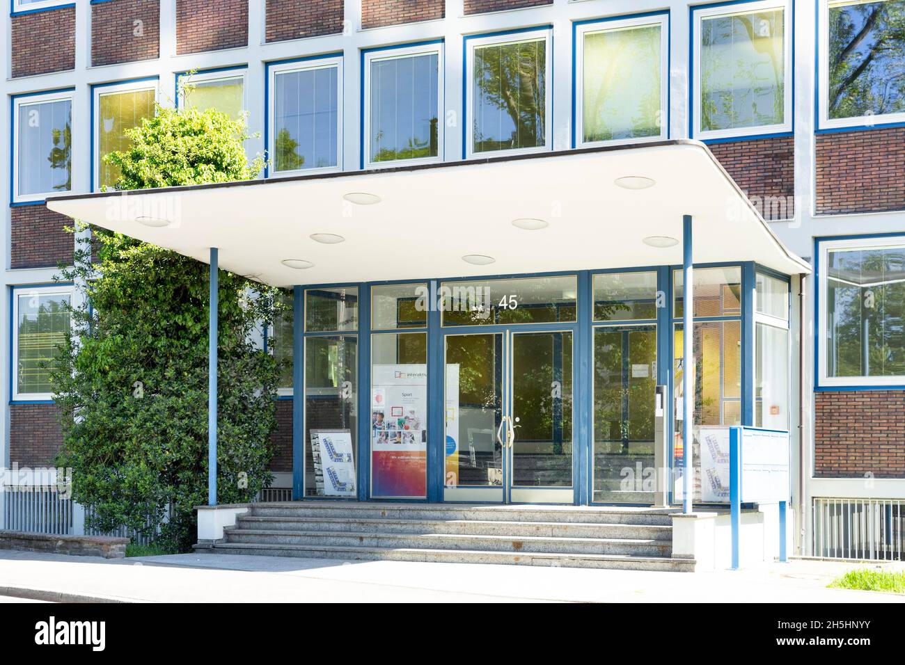 Modernism building hi-res stock photography and images - Alamy