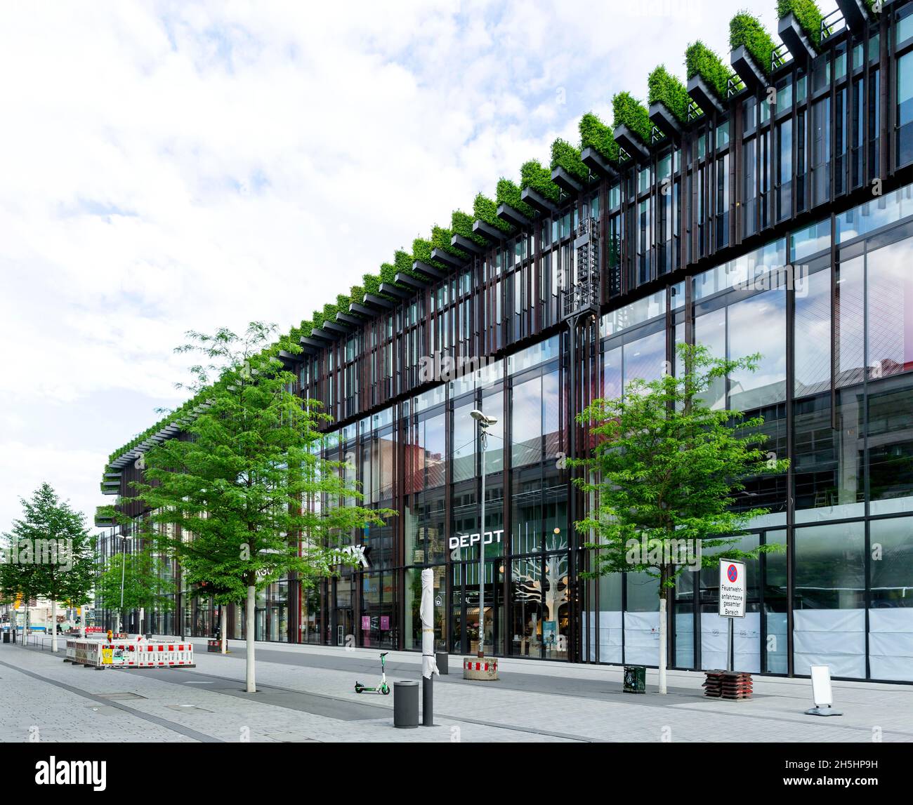 Koe-Bogen II office and commercial building, landscaped with hornbeam ...
