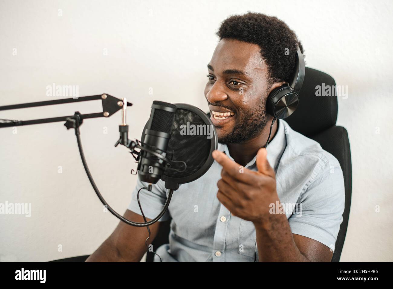 Talking into mic hi-res stock photography and images - Alamy