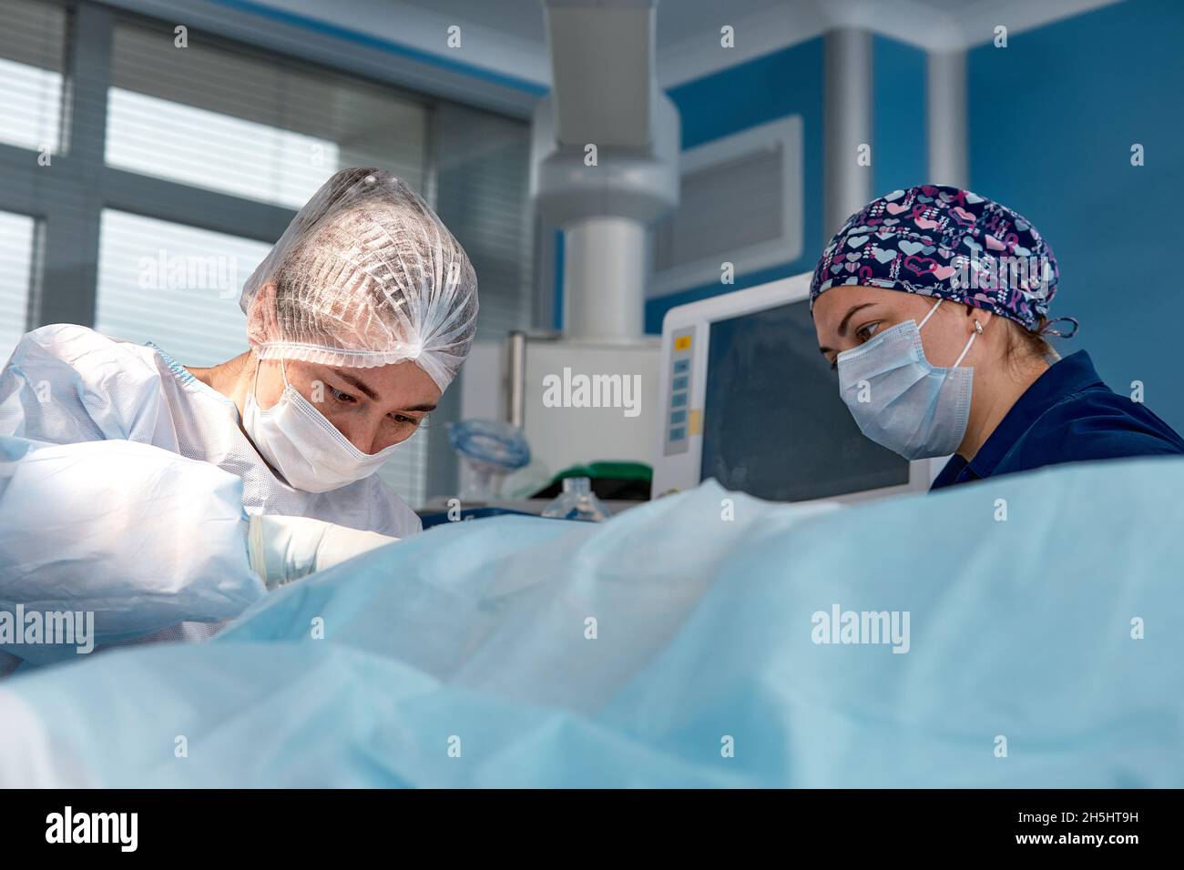 The medical team performs the operation - a series of images related to ...