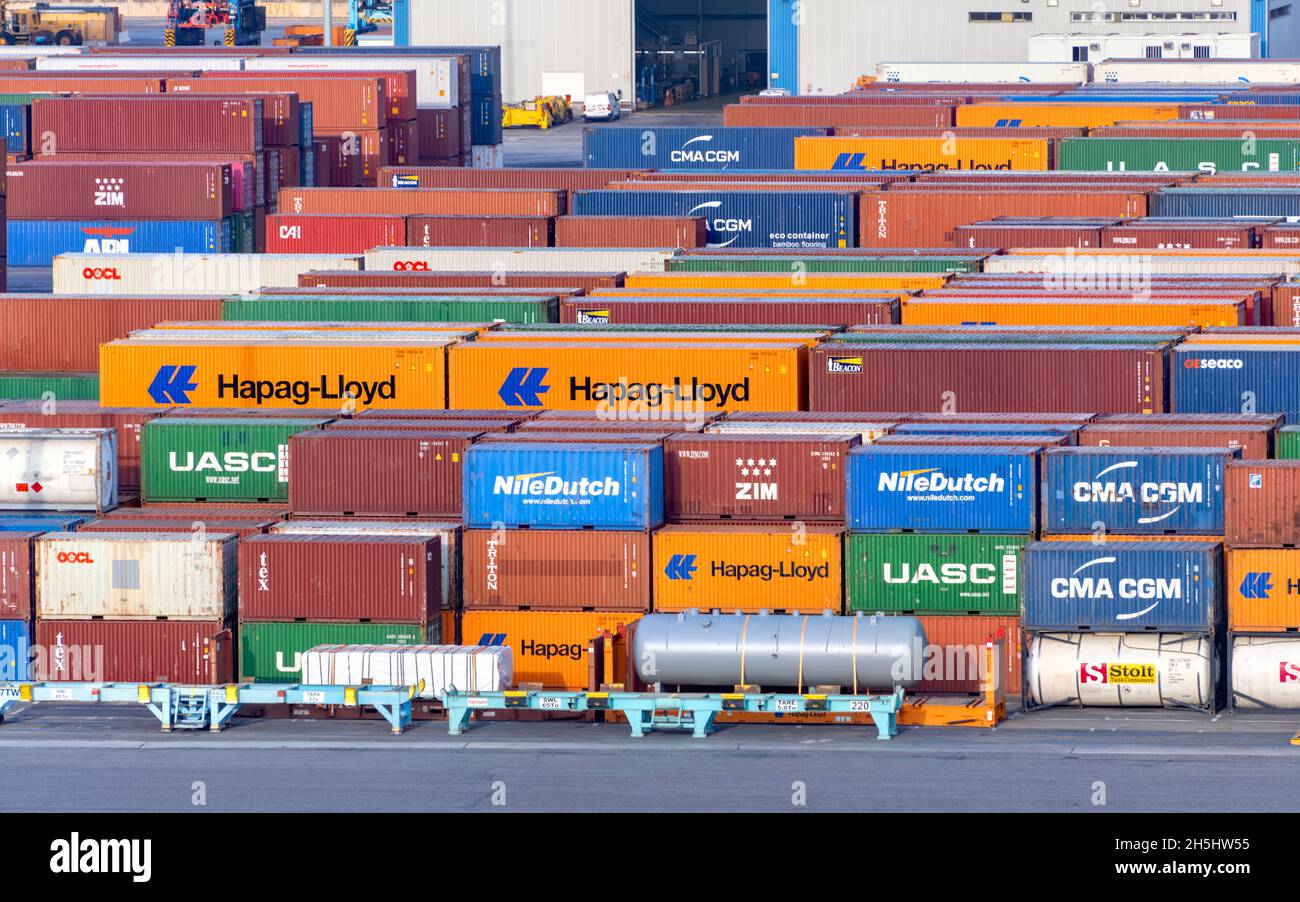 Muelle sur container terminal hi-res stock photography and images - Alamy