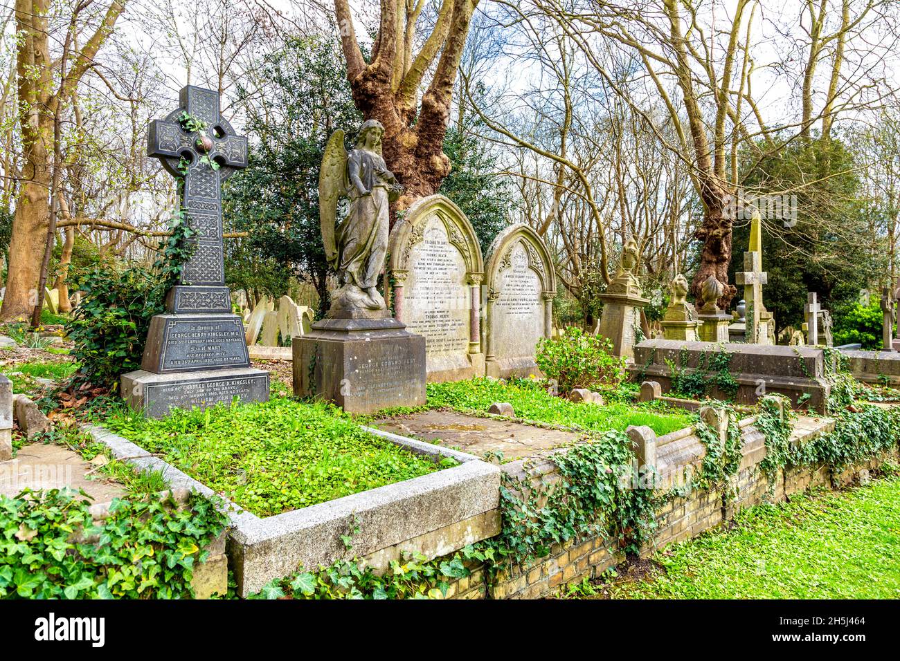 Highgate cemetery hi-res stock photography and images - Alamy