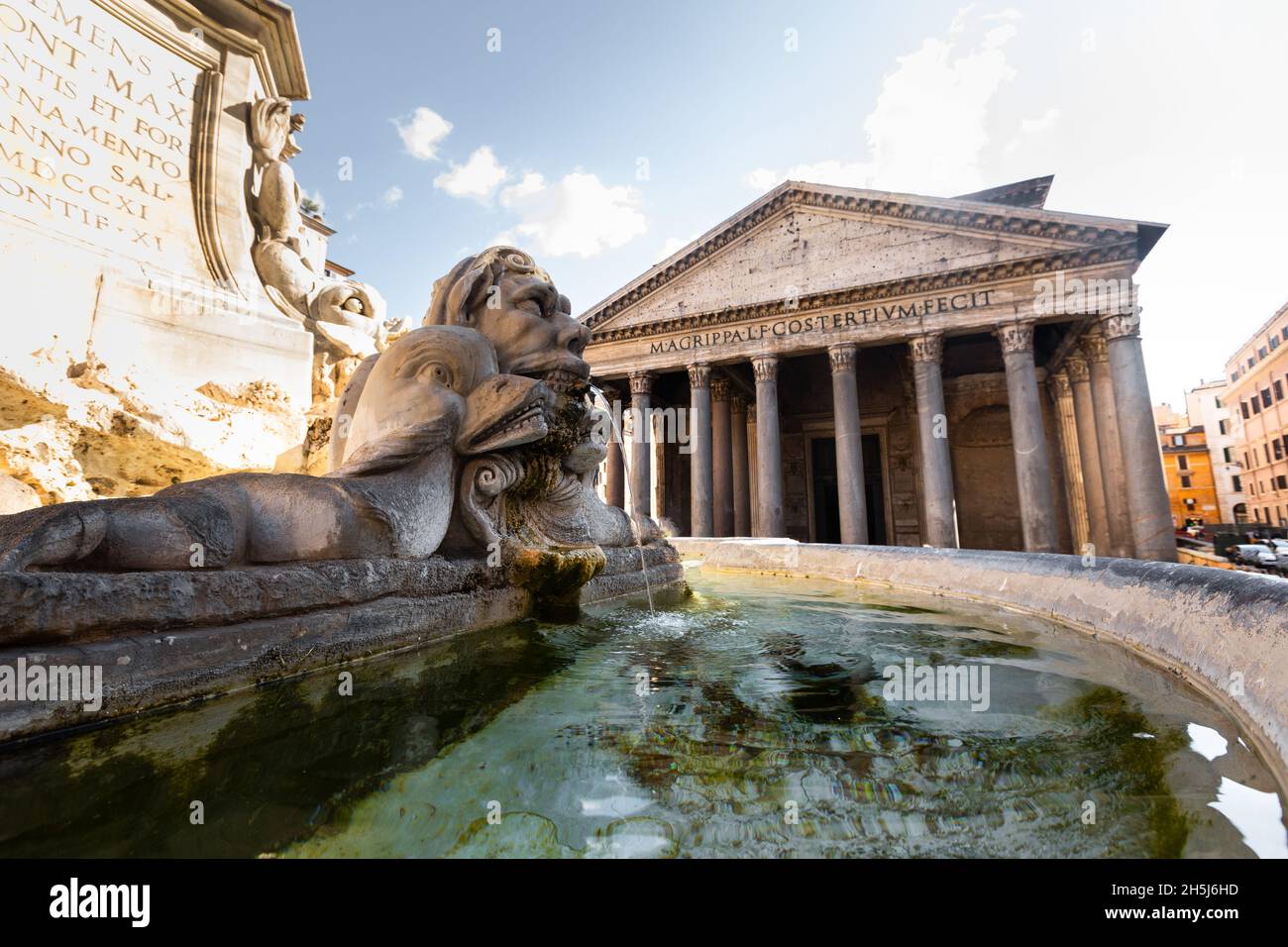 View of roman Pantheon and Piazza de la Rotonda (Roundabout Square) in ...
