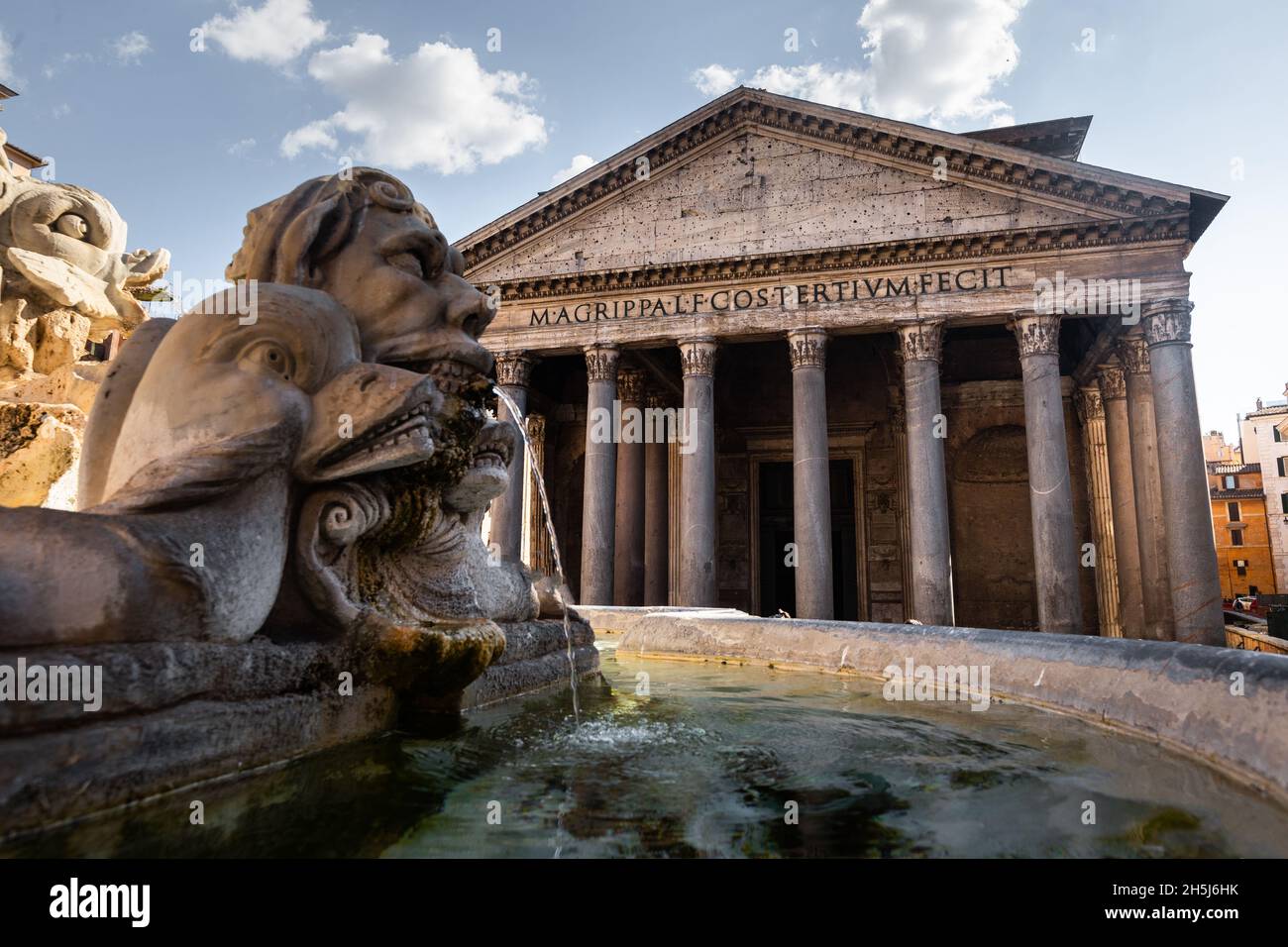 View of roman Pantheon and Piazza de la Rotonda (Roundabout Square) in ...