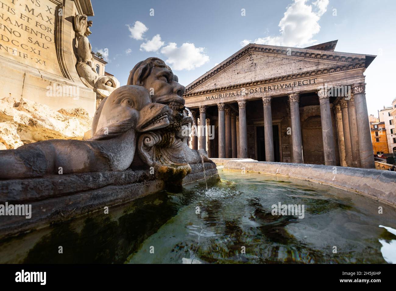 View of roman Pantheon and Piazza de la Rotonda (Roundabout Square) in ...