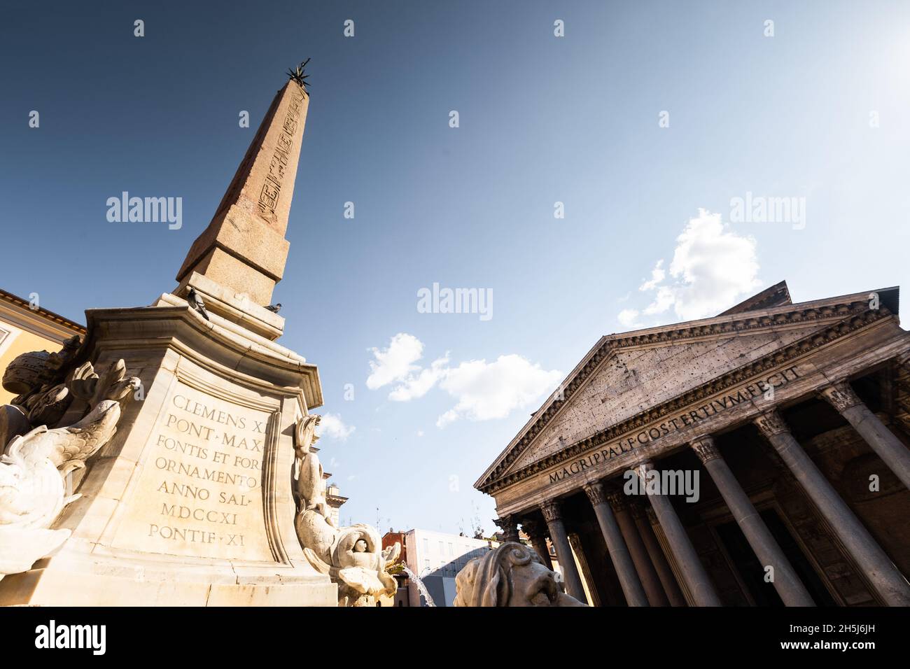 Piazza fountain roundabout hi-res stock photography and images - Alamy