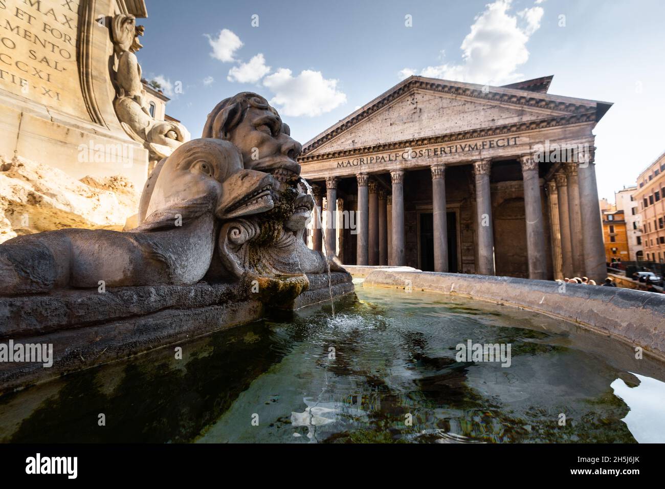 View of roman Pantheon and Piazza de la Rotonda (Roundabout Square) in ...