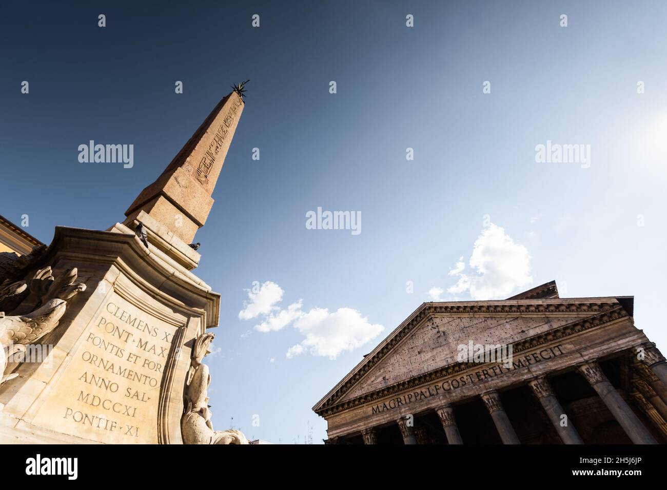 Piazza fountain roundabout hi-res stock photography and images - Alamy