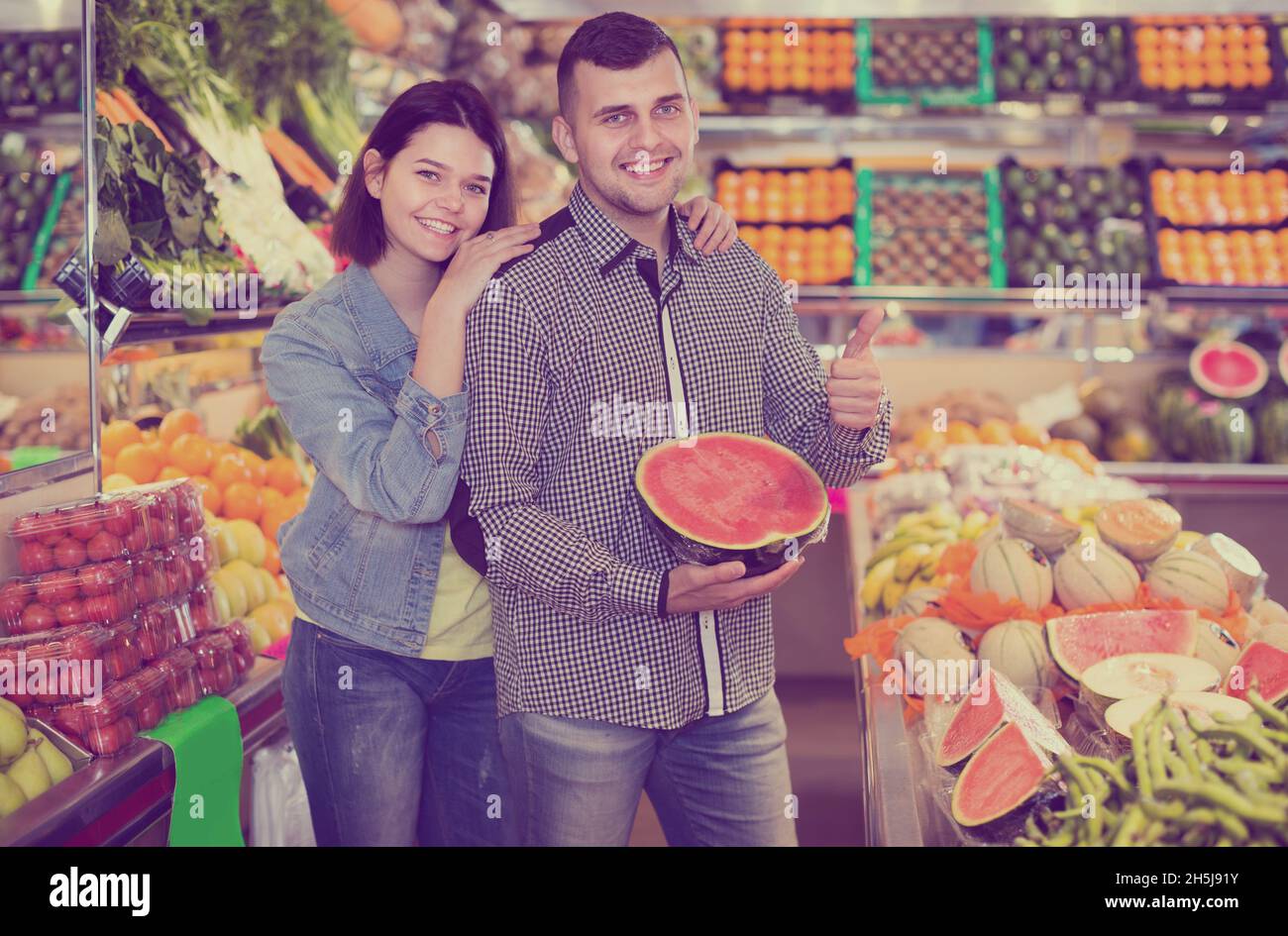 Couple choosing fruit Stock Photo - Alamy