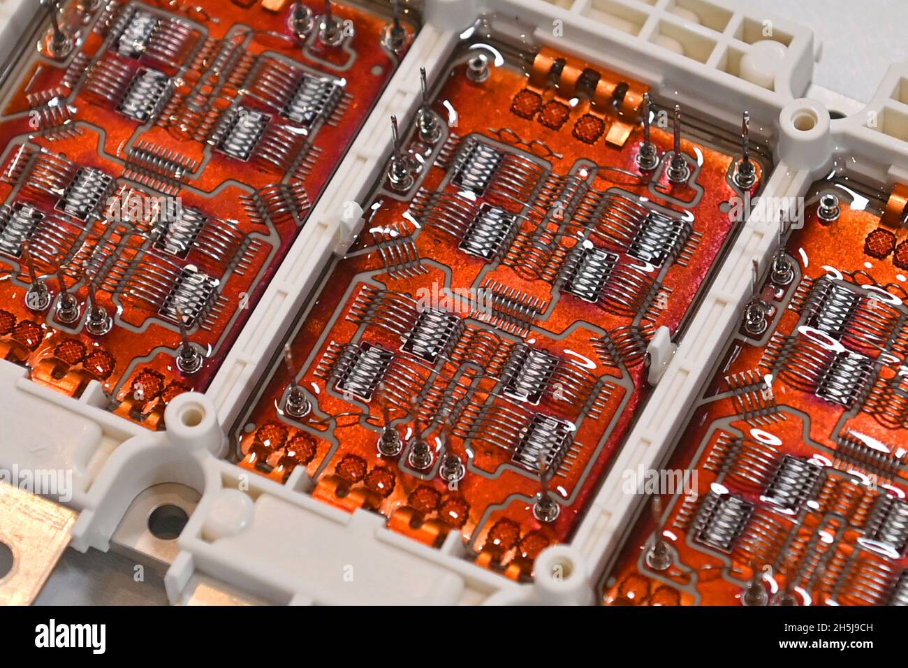 Neubiberg. 10th Nov, 2021. Hybrid drive pack for electric vehicles ...