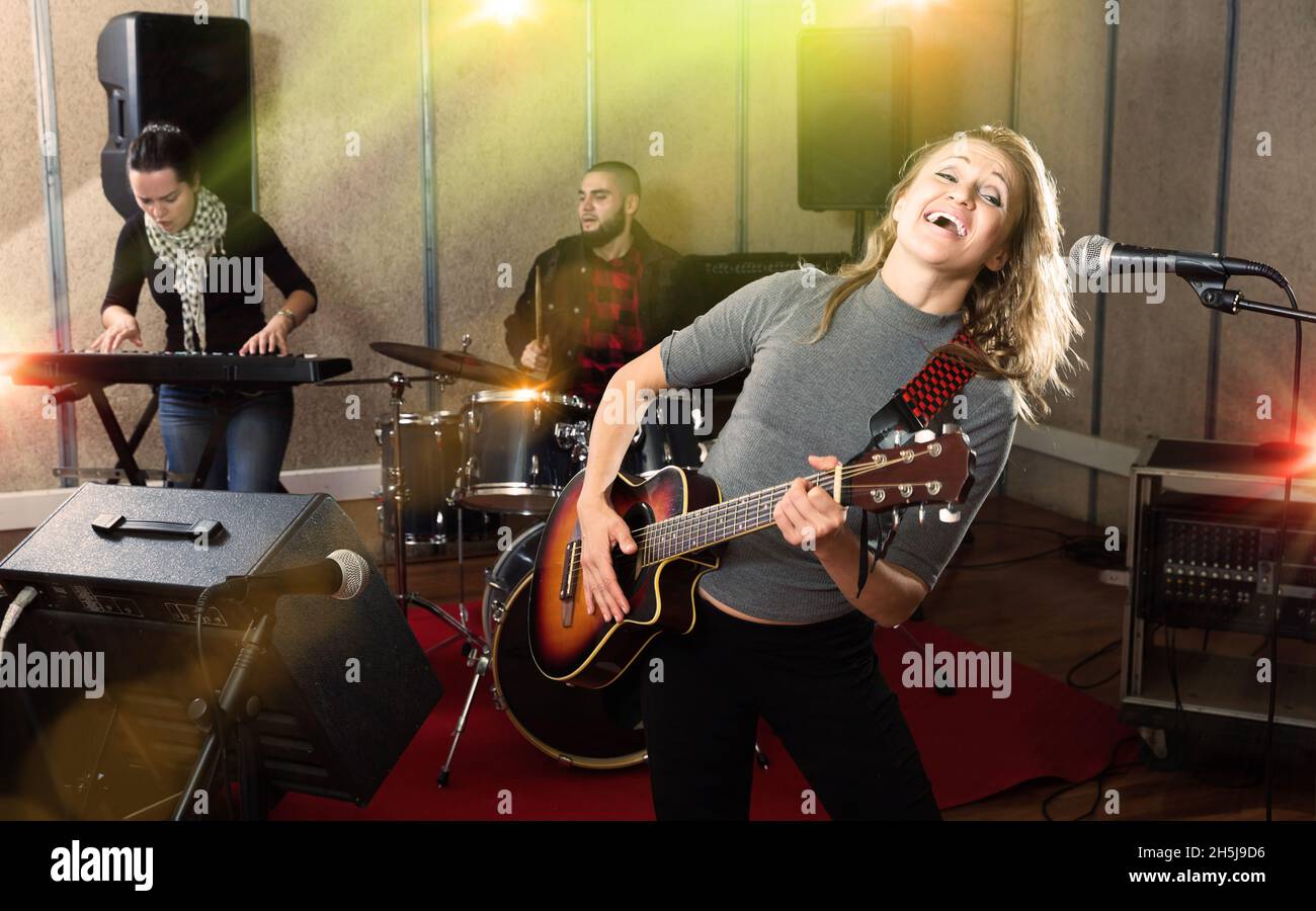 Rock band playing garage hi-res stock photography and images - Alamy