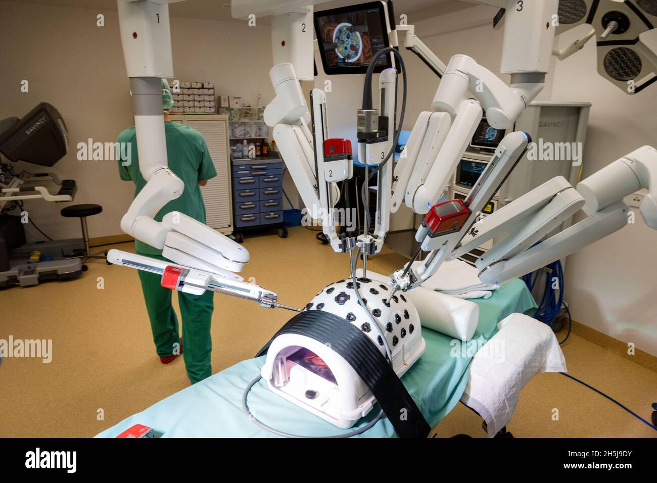 Stralsund, Germany. 10th Nov, 2021. In the outpatient operating room ...
