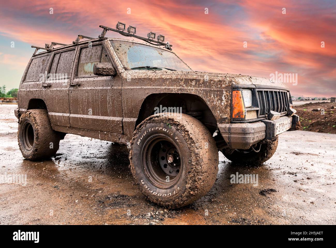 Extremely dirty car after off road driving 4x4 hi-res stock photography ...