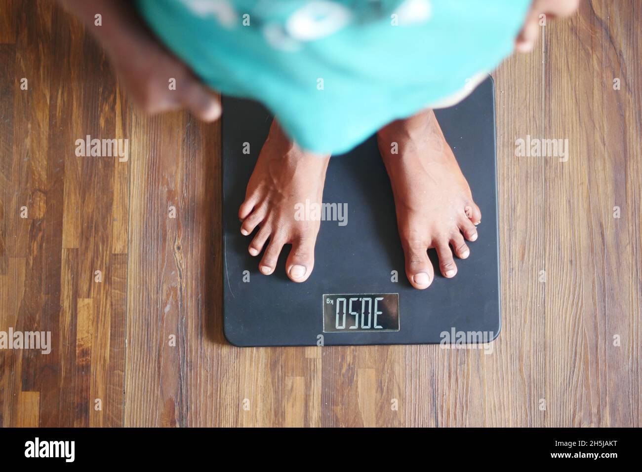 Child feet scale hi-res stock photography and images - Alamy