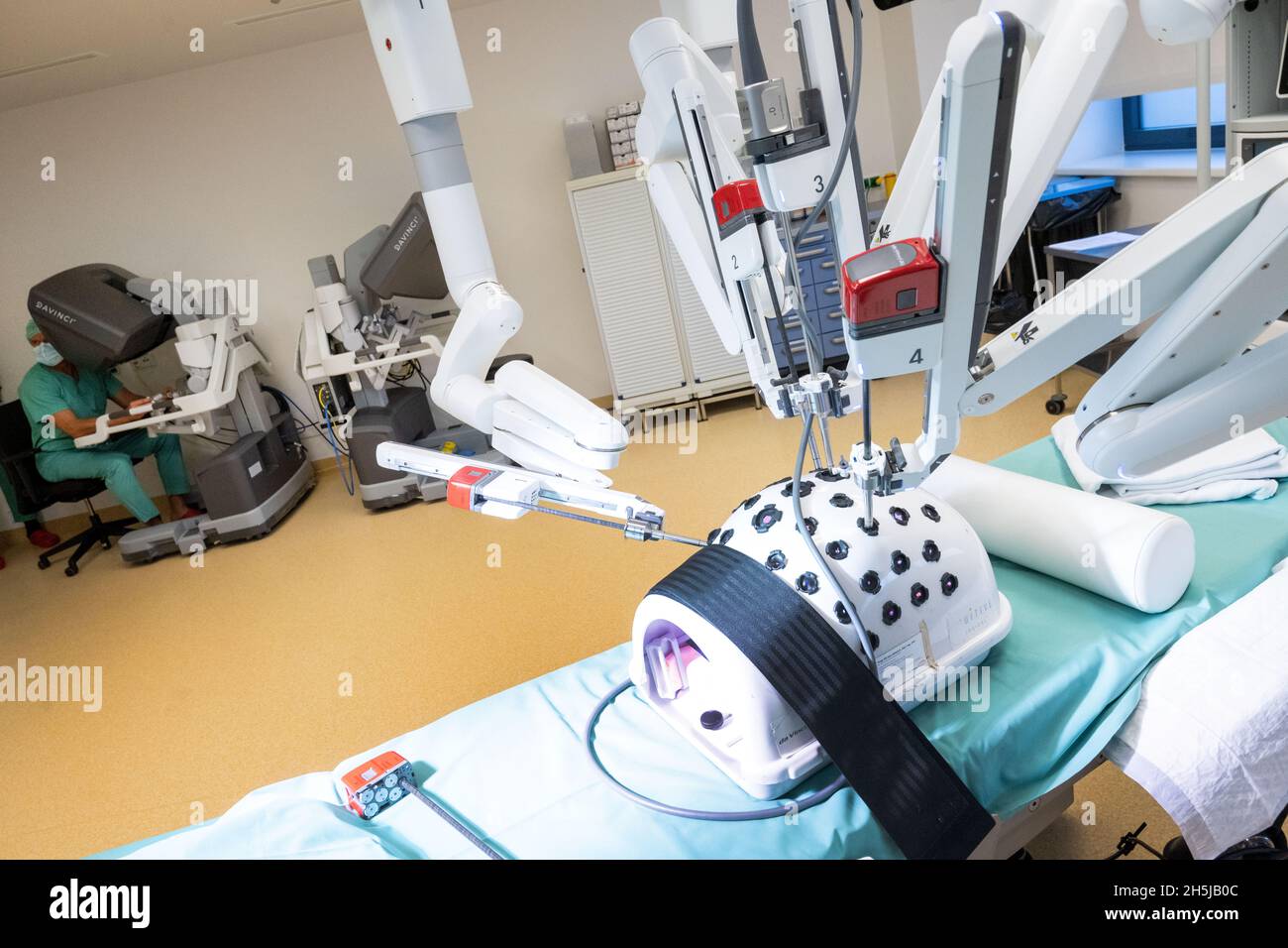 Stralsund, Germany. 10th Nov, 2021. In the outpatient operating room ...