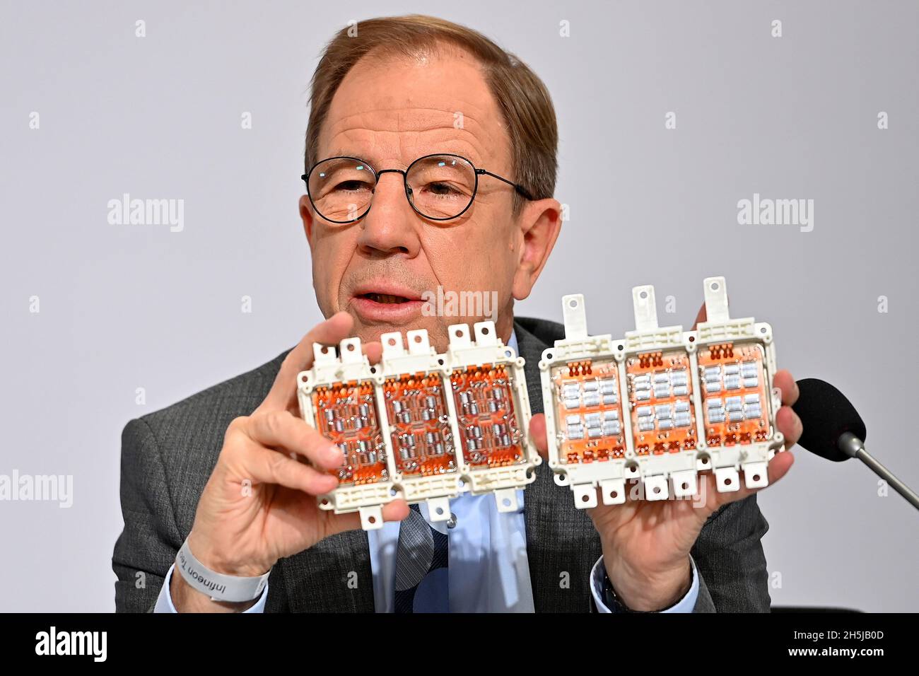 Neubiberg. 10th Nov, 2021. Dr. Reinhard Ploss Chairman of the ...