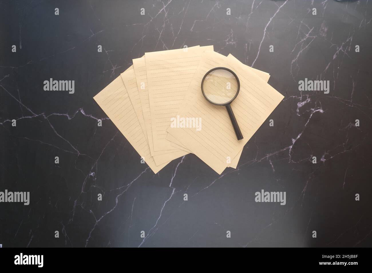 Magnifying glass paper hi-res stock photography and images - Alamy
