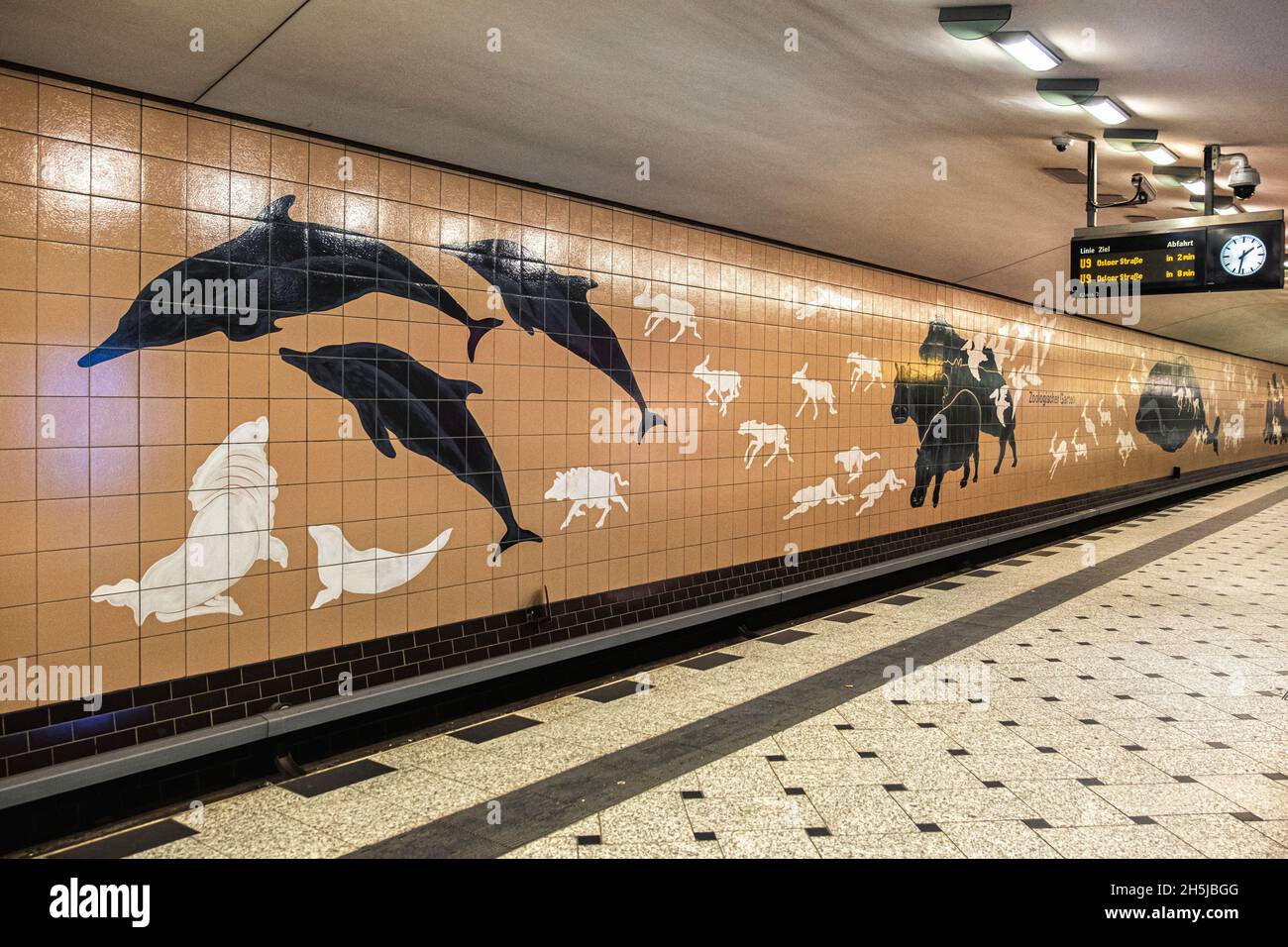 Zoologischer Garten U-bahn Underground Railway station interior in ... Zoologischer Garten U-bahn Underground Railway station interior in ...