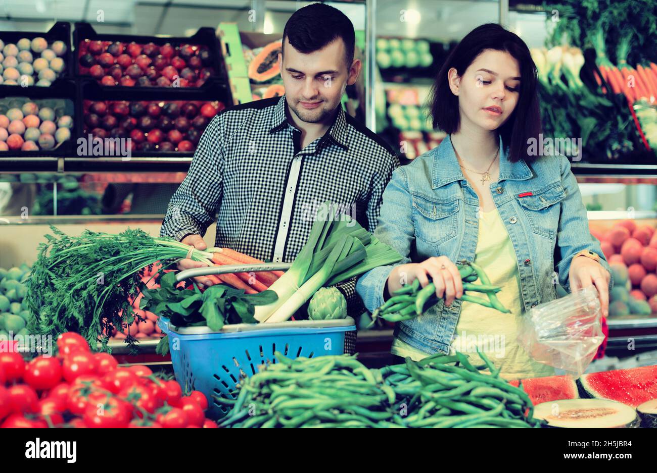 Couple choosing vegetables Stock Photo - Alamy