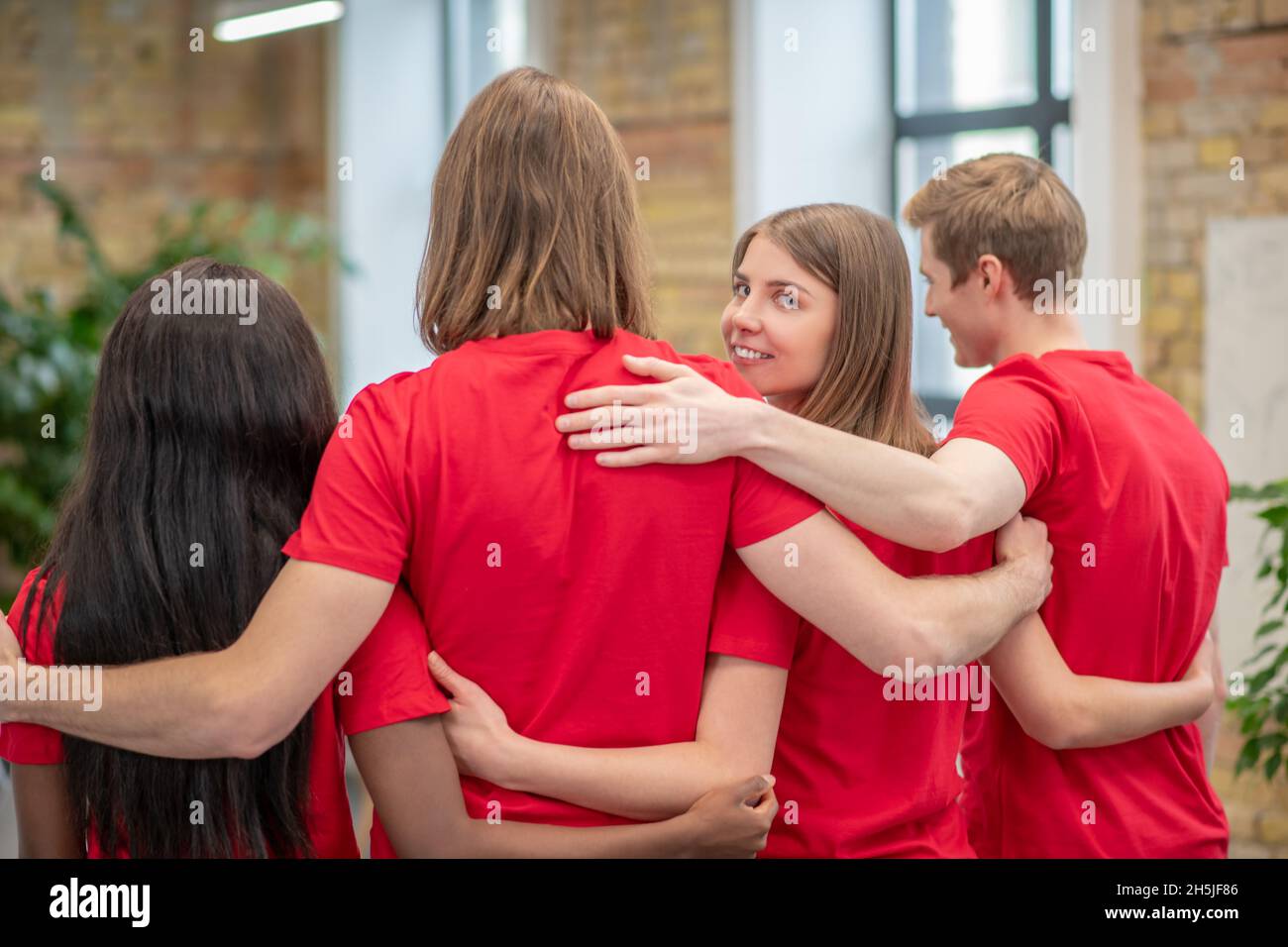 Team of young volunteers hi-res stock photography and images - Alamy